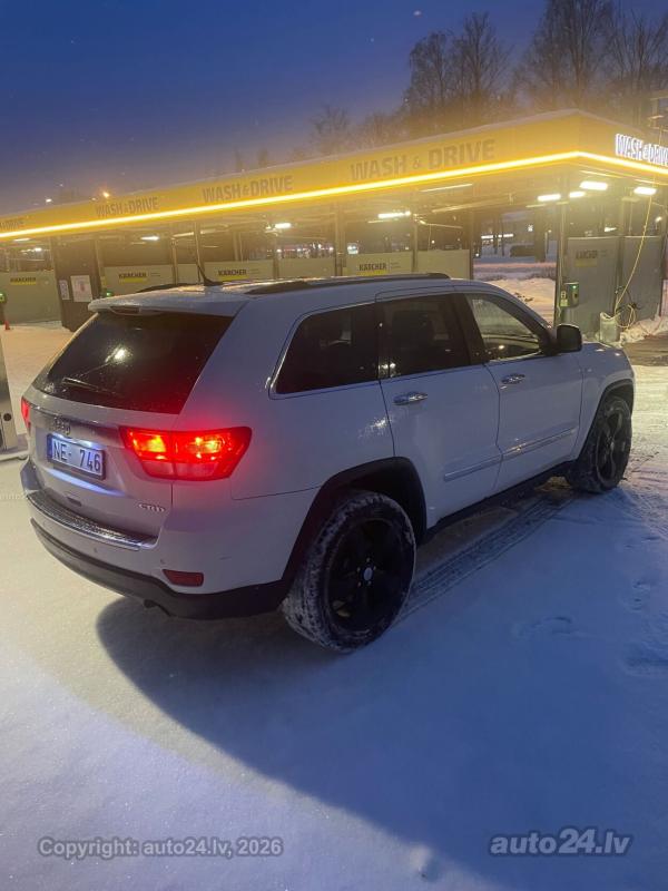 White Jeep Grand Cherokee 2011 in Riga, with an engine capacity of 3.00 L and mileage of 255 thousand km for 10500 €, photo 4 on AUTOMOTO.COM.LV