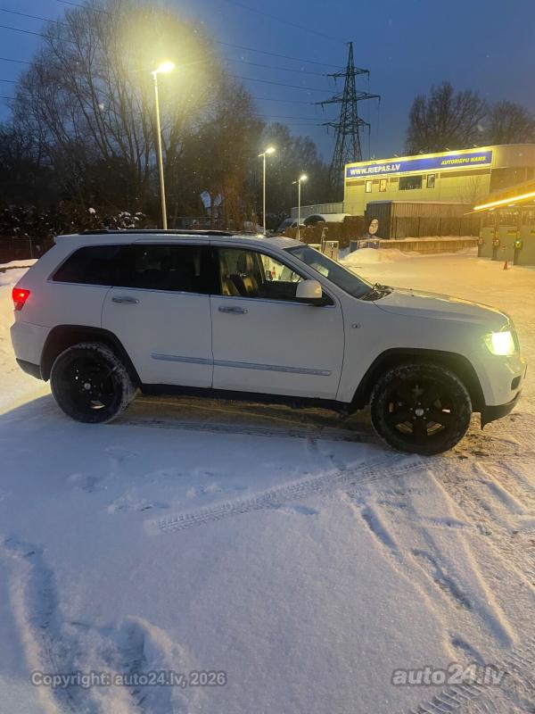 White Jeep Grand Cherokee 2011 in Riga, with an engine capacity of 3.00 L and mileage of 255 thousand km for 10500 €, photo 5 on AUTOMOTO.COM.LV