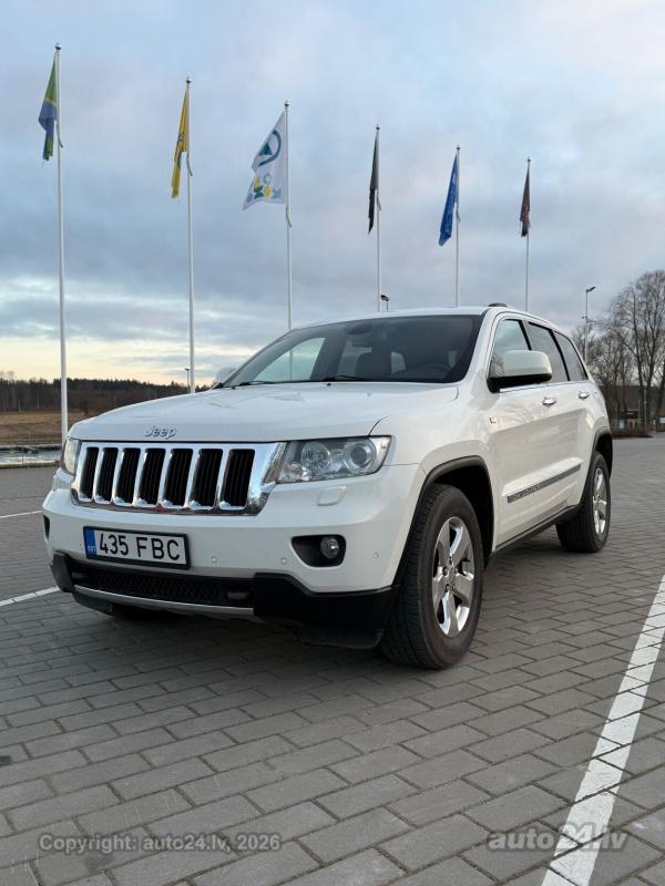 White Jeep Grand Cherokee 2011 in Tallinn, with an engine capacity of 3.00 L and mileage of 330 thousand km for 8900 €, photo 2 on AUTOMOTO.COM.LV