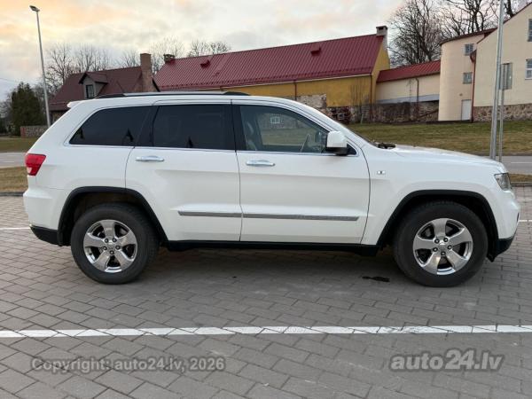White Jeep Grand Cherokee 2011 in Tallinn, with an engine capacity of 3.00 L and mileage of 330 thousand km for 8900 €, photo 3 on AUTOMOTO.COM.LV