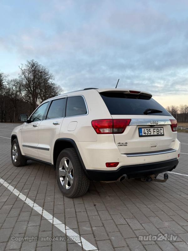 White Jeep Grand Cherokee 2011 in Tallinn, with an engine capacity of 3.00 L and mileage of 330 thousand km for 8900 €, photo 5 on AUTOMOTO.COM.LV