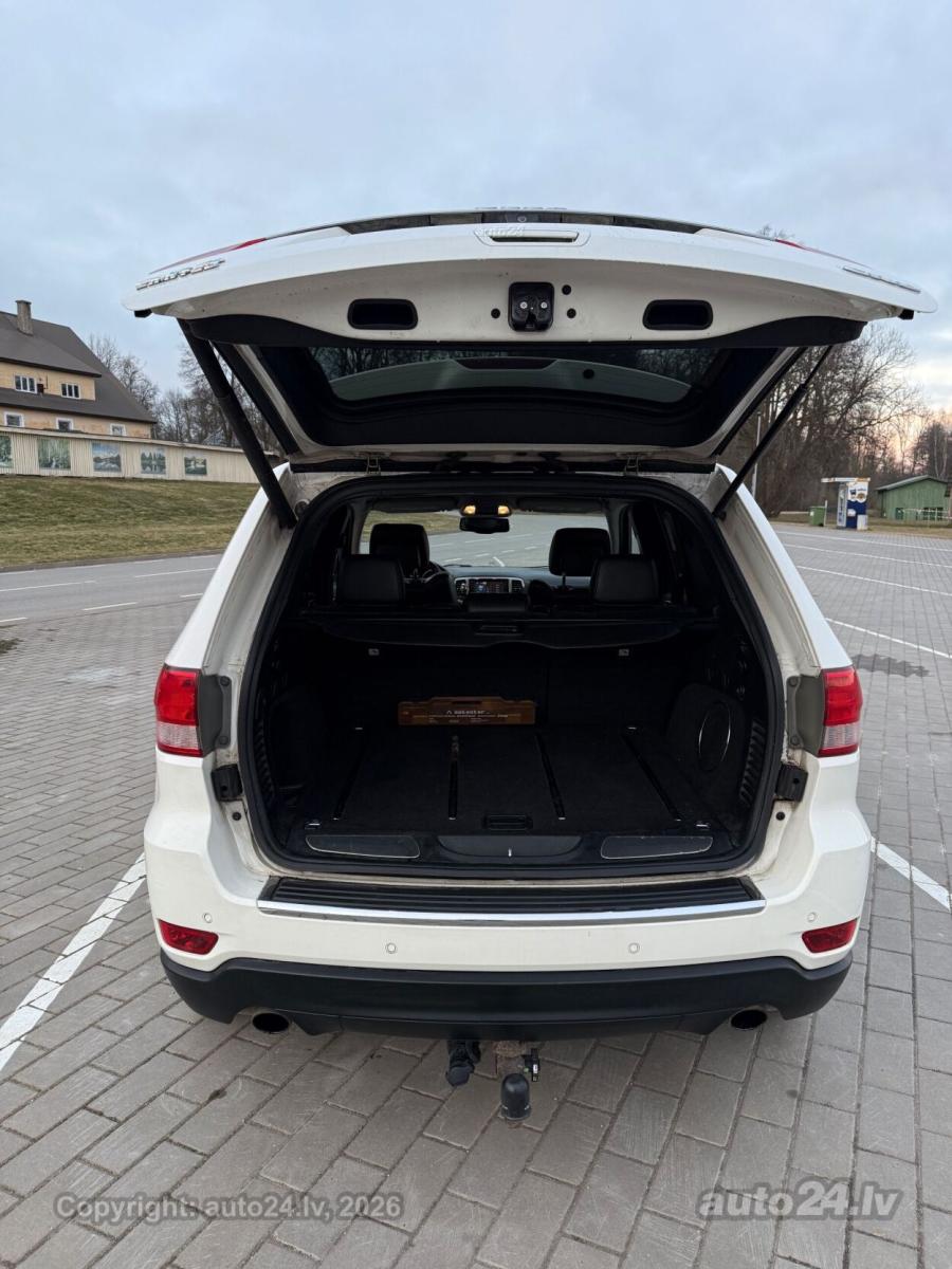 White Jeep Grand Cherokee 2011 in Tallinn, with an engine capacity of 3.00 L and mileage of 330 thousand km for 8900 €, photo 7 on AUTOMOTO.COM.LV