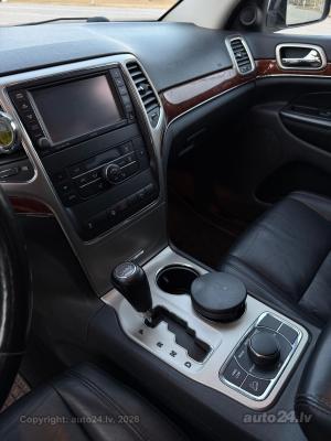 White Jeep Grand Cherokee 2011 in Tallinn, with an engine capacity of 3.00 L and mileage of 330 thousand km for 8900 €, photo 9 on AUTOMOTO.COM.LV