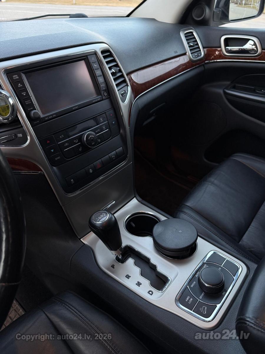 White Jeep Grand Cherokee 2011 in Tallinn, with an engine capacity of 3.00 L and mileage of 330 thousand km for 8900 €, photo 9 on AUTOMOTO.COM.LV