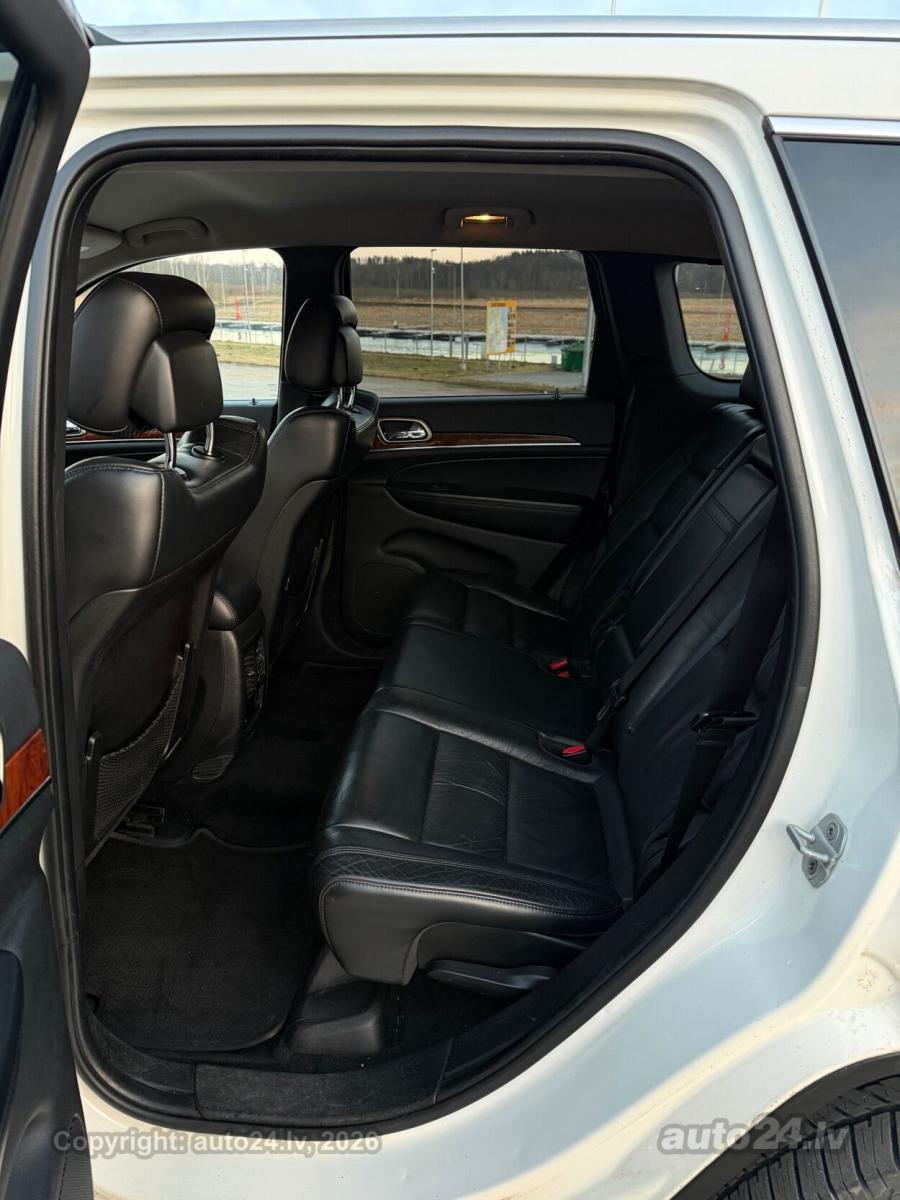 White Jeep Grand Cherokee 2011 in Tallinn, with an engine capacity of 3.00 L and mileage of 330 thousand km for 8900 €, photo 10 on AUTOMOTO.COM.LV