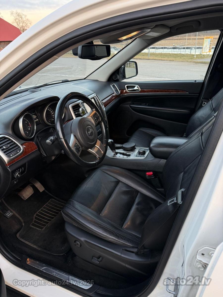 White Jeep Grand Cherokee 2011 in Tallinn, with an engine capacity of 3.00 L and mileage of 330 thousand km for 8900 €, photo 12 on AUTOMOTO.COM.LV