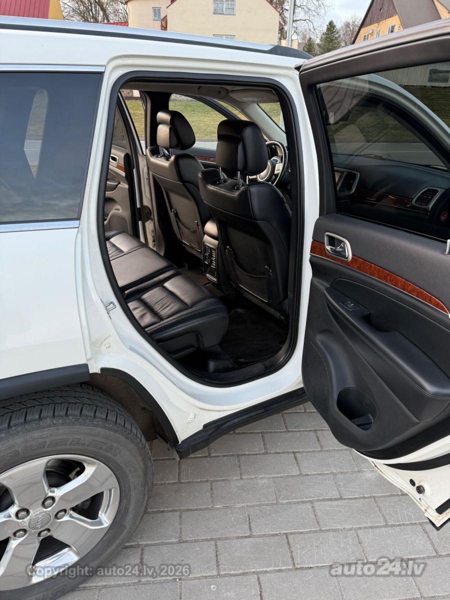 White Jeep Grand Cherokee 2011 in Tallinn, with an engine capacity of 3.00 L and mileage of 330 thousand km for 8900 €, photo 13 on AUTOMOTO.COM.LV