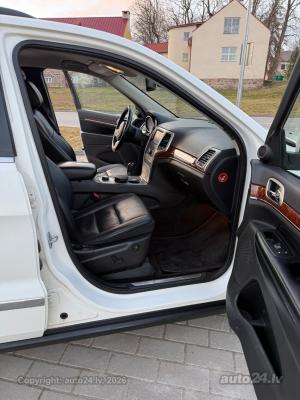 White Jeep Grand Cherokee 2011 in Tallinn, with an engine capacity of 3.00 L and mileage of 330 thousand km for 8900 €, photo 14 on AUTOMOTO.COM.LV