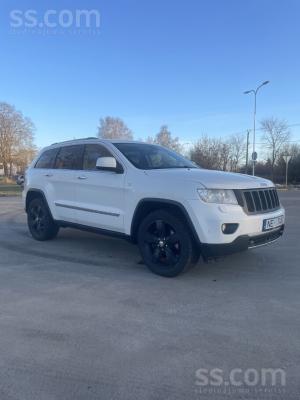 Balts Jeep Grand Cherokee 2011 Rīga, ar dzinēja tilpumu 3.00 L un nobraukumu 256 tūkst. km par 8950 €, foto  vietnē AUTOMOTO.COM.LV