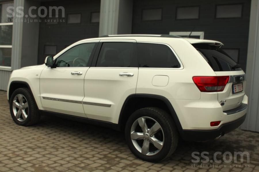 White Jeep Grand Cherokee 2011 in Riga, with an engine capacity of 5.70 L and mileage of 0 thousand km for 11990 €, photo 4 on AUTOMOTO.COM.LV