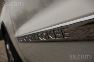 White Jeep Grand Cherokee 2011 in Riga, with an engine capacity of 5.70 L and mileage of 0 thousand km for 11990 €, photo 10 on AUTOMOTO.COM.LV