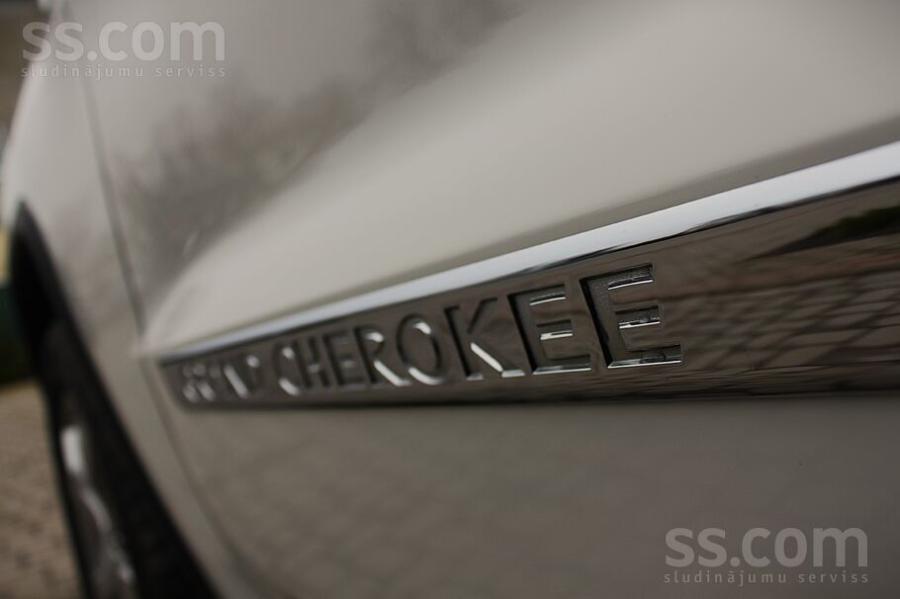 White Jeep Grand Cherokee 2011 in Riga, with an engine capacity of 5.70 L and mileage of 0 thousand km for 11990 €, photo 10 on AUTOMOTO.COM.LV