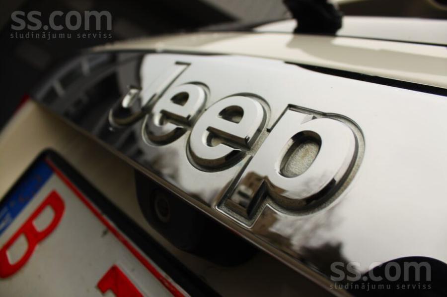 White Jeep Grand Cherokee 2011 in Riga, with an engine capacity of 5.70 L and mileage of 0 thousand km for 11990 €, photo 11 on AUTOMOTO.COM.LV