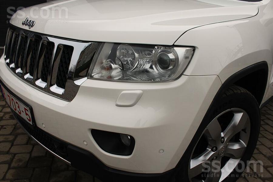 White Jeep Grand Cherokee 2011 in Riga, with an engine capacity of 5.70 L and mileage of 0 thousand km for 11990 €, photo 12 on AUTOMOTO.COM.LV