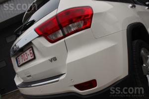 White Jeep Grand Cherokee 2011 in Riga, with an engine capacity of 5.70 L and mileage of 0 thousand km for 11990 €, photo 13 on AUTOMOTO.COM.LV