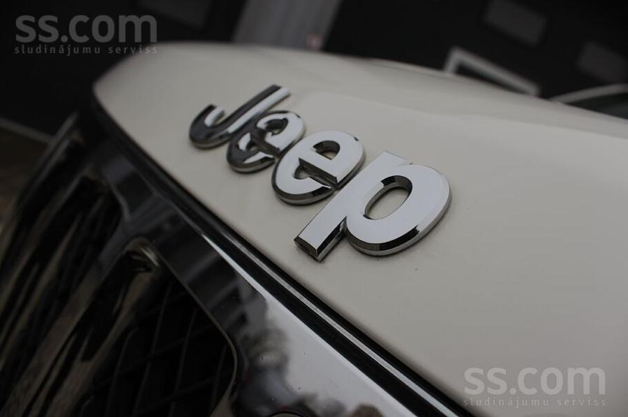 White Jeep Grand Cherokee 2011 in Riga, with an engine capacity of 5.70 L and mileage of 0 thousand km for 11990 €, photo 14 on AUTOMOTO.COM.LV