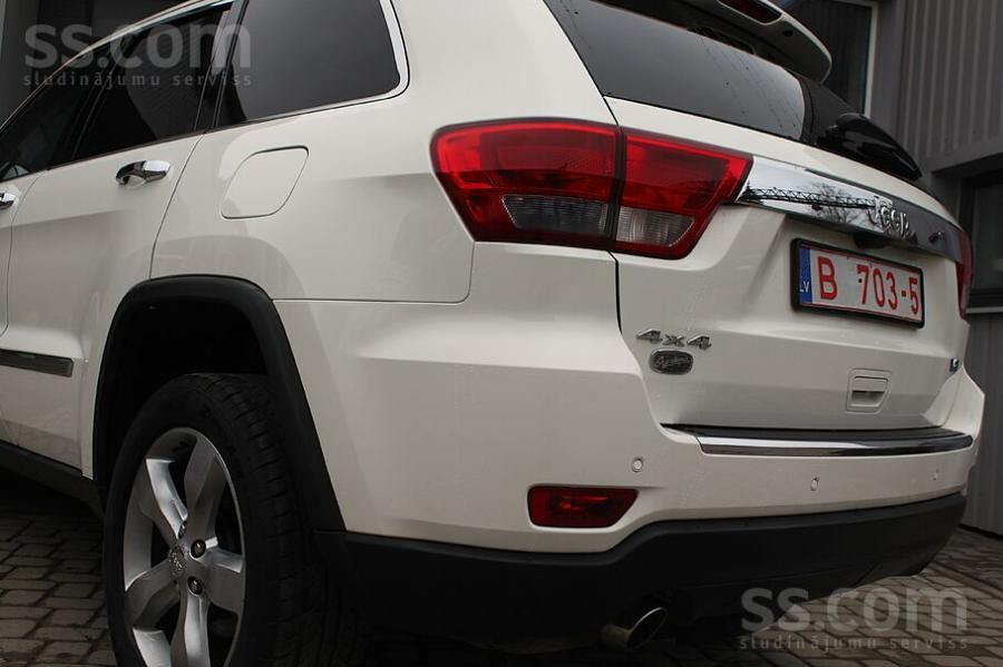 White Jeep Grand Cherokee 2011 in Riga, with an engine capacity of 5.70 L and mileage of 0 thousand km for 11990 €, photo 16 on AUTOMOTO.COM.LV