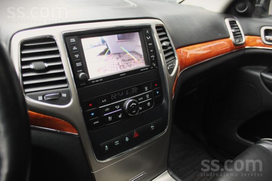 White Jeep Grand Cherokee 2011 in Riga, with an engine capacity of 5.70 L and mileage of 0 thousand km for 11990 €, photo 22 on AUTOMOTO.COM.LV