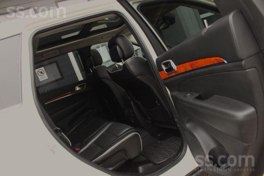 White Jeep Grand Cherokee 2011 in Riga, with an engine capacity of 5.70 L and mileage of 0 thousand km for 11990 €, photo 28 on AUTOMOTO.COM.LV