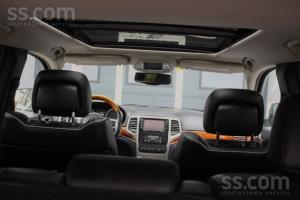 White Jeep Grand Cherokee 2011 in Riga, with an engine capacity of 5.70 L and mileage of 0 thousand km for 11990 €, photo 32 on AUTOMOTO.COM.LV