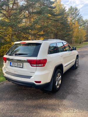 White Jeep Grand Cherokee 2012 in Tallinn, with an engine capacity of 3.00 L and mileage of 274 thousand km for 9000 €, photo 7 on AUTOMOTO.COM.LV