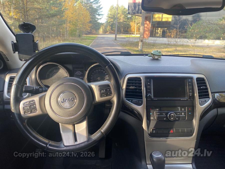 White Jeep Grand Cherokee 2012 in Tallinn, with an engine capacity of 3.00 L and mileage of 274 thousand km for 9000 €, photo 8 on AUTOMOTO.COM.LV