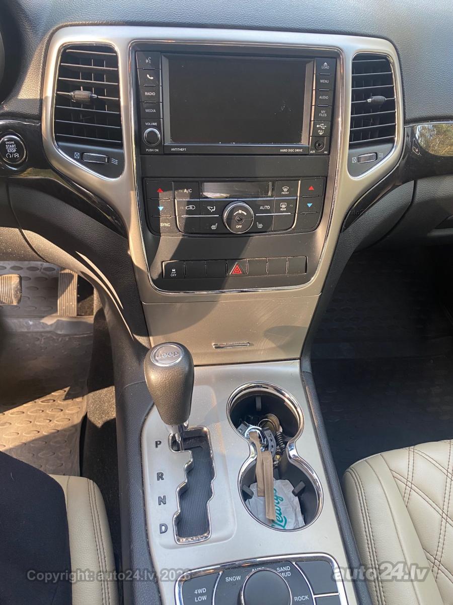 White Jeep Grand Cherokee 2012 in Tallinn, with an engine capacity of 3.00 L and mileage of 274 thousand km for 9000 €, photo 13 on AUTOMOTO.COM.LV
