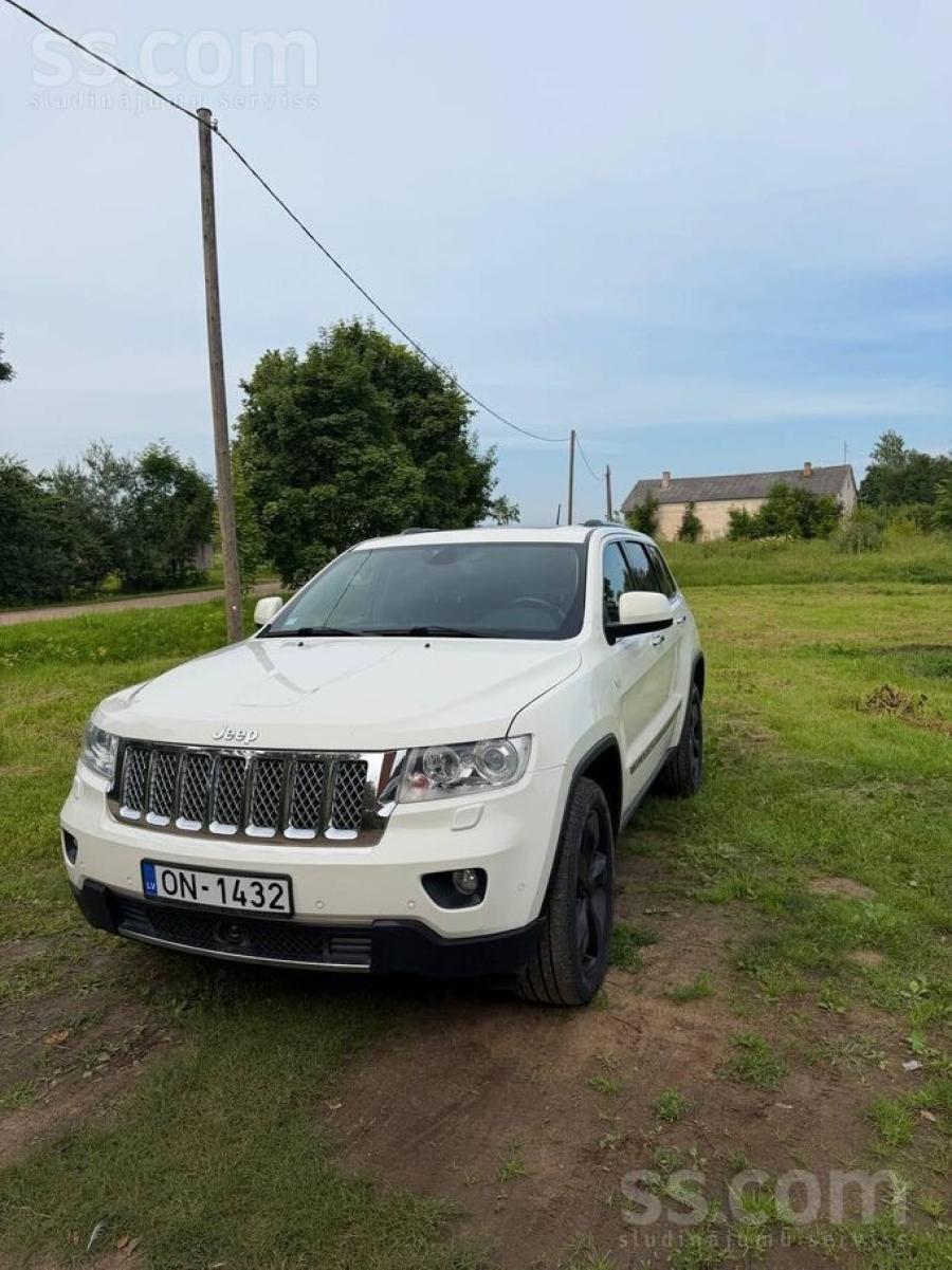 White Jeep Grand Cherokee 2012 in Daugavpils, with an engine capacity of 3.00 L and mileage of 172 thousand km for 12400 €, photo 1 on AUTOMOTO.COM.LV