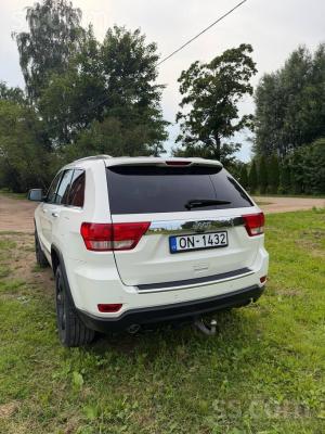 White Jeep Grand Cherokee 2012 in Daugavpils, with an engine capacity of 3.00 L and mileage of 172 thousand km for 12400 €, photo 3 on AUTOMOTO.COM.LV