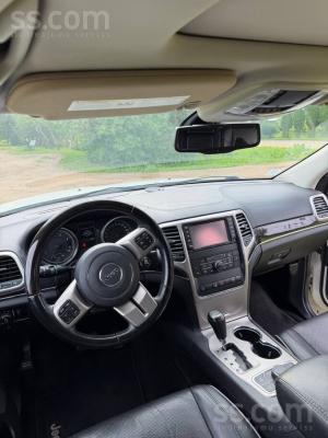 White Jeep Grand Cherokee 2012 in Daugavpils, with an engine capacity of 3.00 L and mileage of 172 thousand km for 12400 €, photo 4 on AUTOMOTO.COM.LV