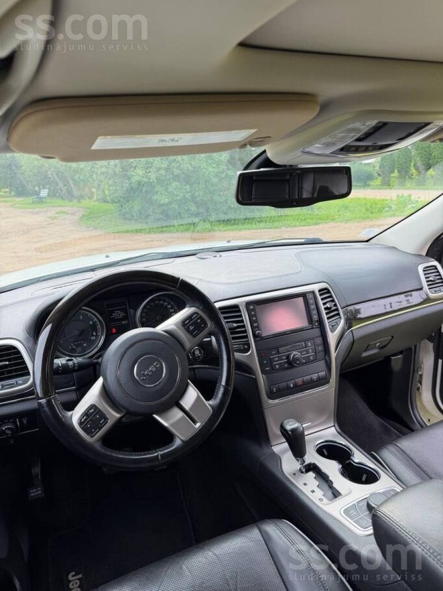 White Jeep Grand Cherokee 2012 in Daugavpils, with an engine capacity of 3.00 L and mileage of 172 thousand km for 12400 €, photo 4 on AUTOMOTO.COM.LV