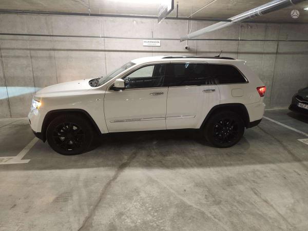 Jeep Grand Cherokee 2012 in Vilnius on AUTOMOTO.COM.LV White Jeep Grand Cherokee 2012 in Vilnius, with an engine capacity of 2.99 L and mileage of 280 thousand km for 7600 β¬, photo 3 on AUTOMOTO.COM.LV