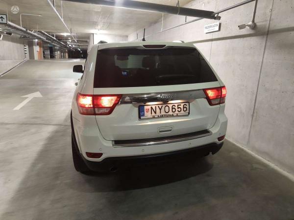 Jeep Grand Cherokee 2012 in Vilnius on AUTOMOTO.COM.LV White Jeep Grand Cherokee 2012 in Vilnius, with an engine capacity of 2.99 L and mileage of 280 thousand km for 7600 β¬, photo 5 on AUTOMOTO.COM.LV