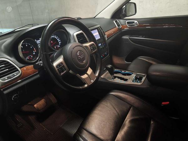 Jeep Grand Cherokee 2012 in Vilnius on AUTOMOTO.COM.LV White Jeep Grand Cherokee 2012 in Vilnius, with an engine capacity of 2.99 L and mileage of 280 thousand km for 7600 β¬, photo 10 on AUTOMOTO.COM.LV