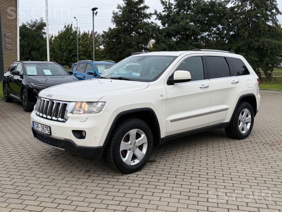 Balts Jeep Grand Cherokee 2012 Liepāja, ar dzinēja tilpumu 3.00 L un nobraukumu 239 tūkst. km par 9800 €, foto 1 vietnē AUTOMOTO.COM.LV