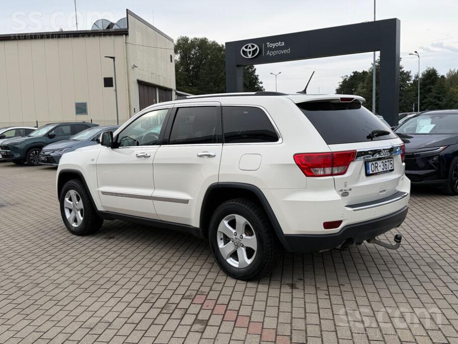 Balts Jeep Grand Cherokee 2012 Liepāja, ar dzinēja tilpumu 3.00 L un nobraukumu 239 tūkst. km par 9800 €, foto 4 vietnē AUTOMOTO.COM.LV