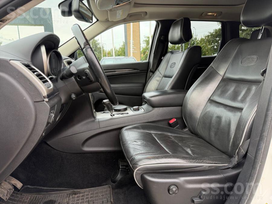 Balts Jeep Grand Cherokee 2012 Liepāja, ar dzinēja tilpumu 3.00 L un nobraukumu 239 tūkst. km par 9800 €, foto 20 vietnē AUTOMOTO.COM.LV