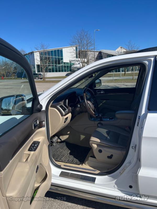 White Jeep Grand Cherokee 2013 in Tallinn, with an engine capacity of 3.00 L and mileage of 198 thousand km for 15990 €, photo 9 on AUTOMOTO.COM.LV