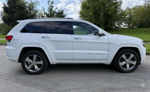 White Jeep Grand Cherokee 2013 in Siauliai, with an engine capacity of 2.99 L and mileage of 235 thousand km for 12700 €, photo 5 on AUTOMOTO.COM.LV