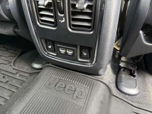Balts Jeep Grand Cherokee 2013 Šauļi, ar dzinēja tilpumu 2.99 L un nobraukumu 235 tūkst. km par 12700 €, foto 16 vietnē AUTOMOTO.COM.LV