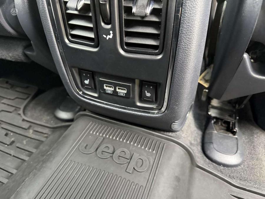 Balts Jeep Grand Cherokee 2013 Šauļi, ar dzinēja tilpumu 2.99 L un nobraukumu 235 tūkst. km par 12700 €, foto 16 vietnē AUTOMOTO.COM.LV