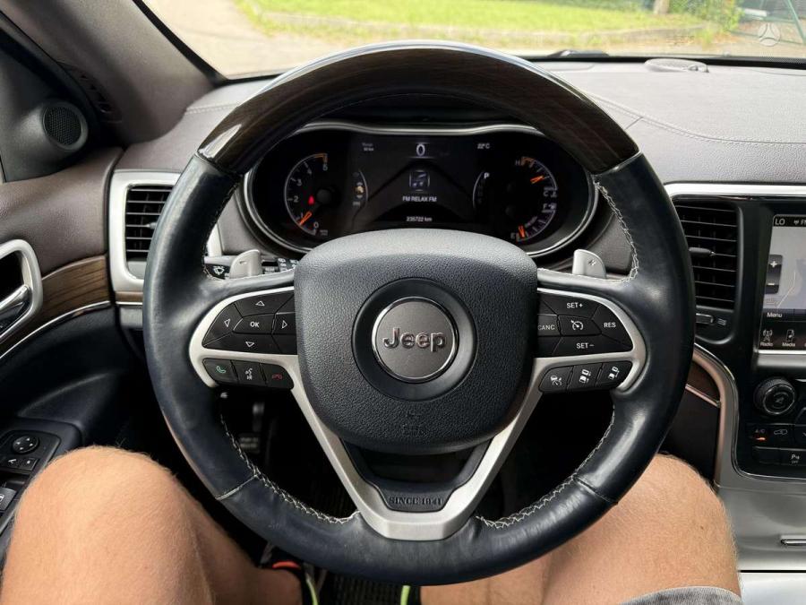 Balts Jeep Grand Cherokee 2013 Šauļi, ar dzinēja tilpumu 2.99 L un nobraukumu 235 tūkst. km par 12700 €, foto 29 vietnē AUTOMOTO.COM.LV