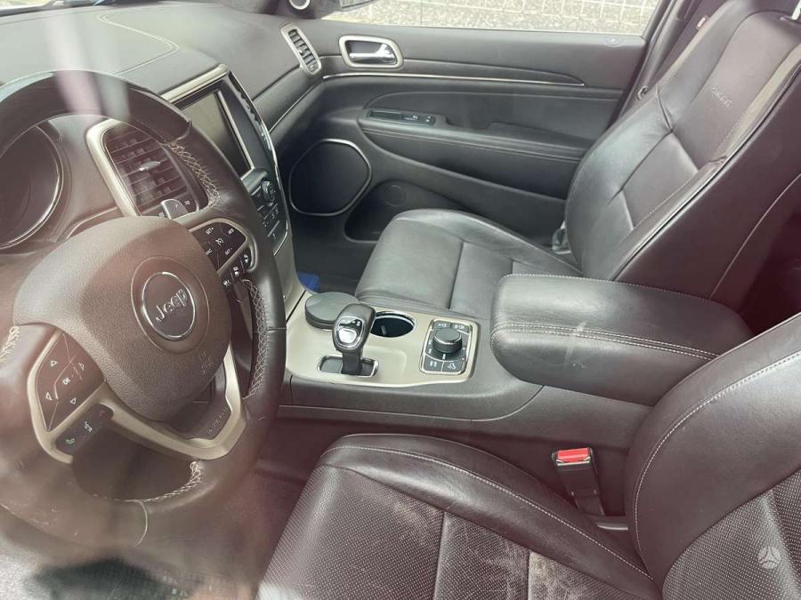 White Jeep Grand Cherokee 2013 in Panevezys, with an engine capacity of 2.99 L and mileage of 270 thousand km for 4950 €, photo 6 on AUTOMOTO.COM.LV