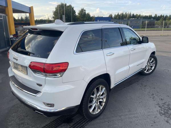 Jeep Grand Cherokee 2013 in Panevezys on AUTOMOTO.COM.LV White Jeep Grand Cherokee 2013 in Panevezys, with an engine capacity of 2.99 L and mileage of 235 thousand km for 4950 €, photo 5 on AUTOMOTO.COM.LV