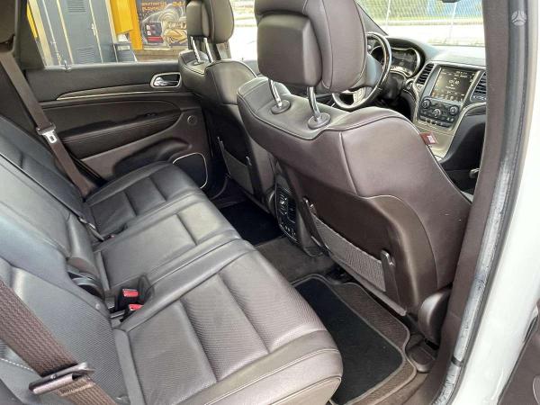 Jeep Grand Cherokee 2013 in Panevezys on AUTOMOTO.COM.LV White Jeep Grand Cherokee 2013 in Panevezys, with an engine capacity of 2.99 L and mileage of 235 thousand km for 4950 €, photo 9 on AUTOMOTO.COM.LV