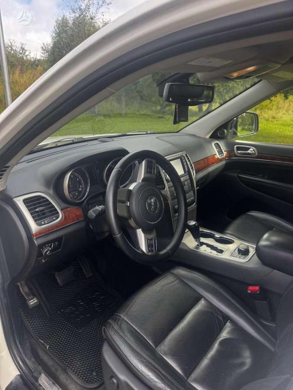 Jeep Grand Cherokee 2013 Viļņa vietnē Balts Jeep Grand Cherokee 2013 Viļņa, ar dzinēja tilpumu 2.99 L un nobraukumu 234 tūkst. km par 12000 €, foto 5 vietnē AUTOMOTO.COM.LV