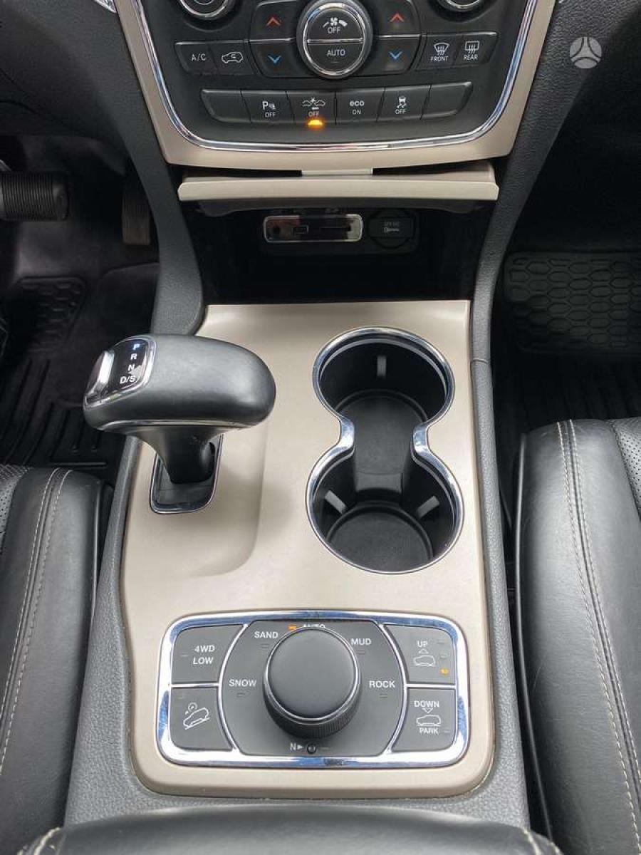White Jeep Grand Cherokee 2013 in Marijampole, with an engine capacity of 2.99 L and mileage of 224 thousand km for 11650 €, photo 62 on AUTOMOTO.COM.LV