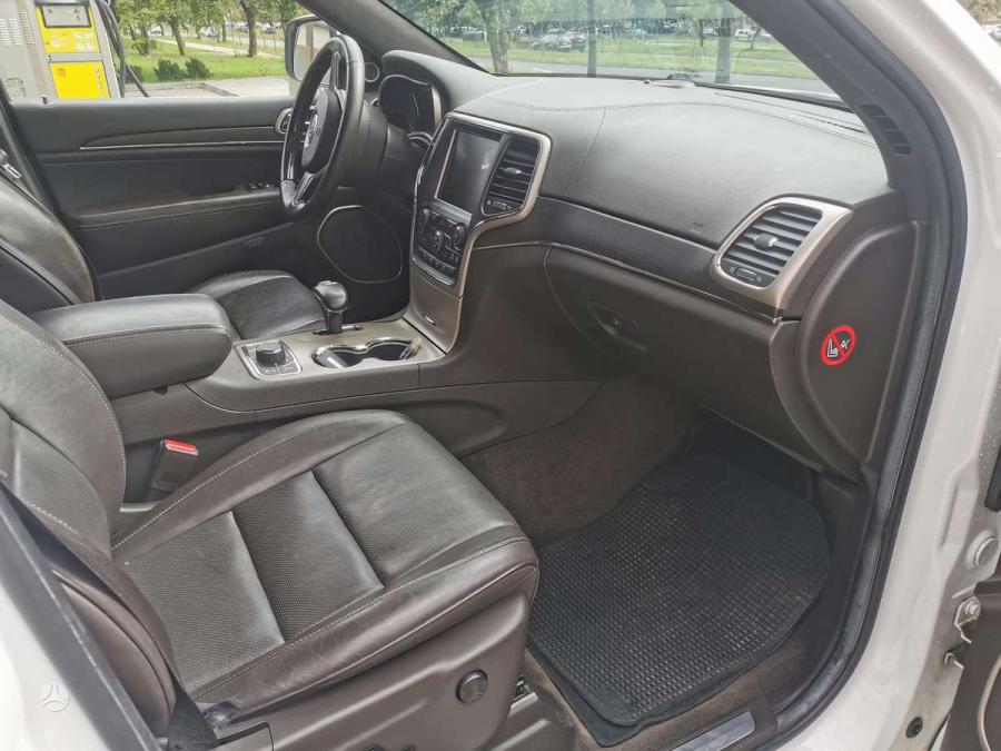 White Jeep Grand Cherokee 2013 in Kaunas, with an engine capacity of 2.99 L and mileage of 235 thousand km for 6300 €, photo 8 on AUTOMOTO.COM.LV