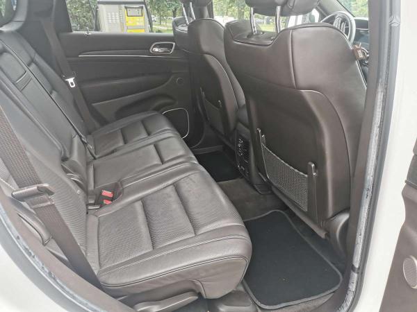 White Jeep Grand Cherokee 2013 in Kaunas, with an engine capacity of 2.99 L and mileage of 235 thousand km for 6300 €, photo 9 on AUTOMOTO.COM.LV