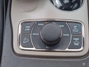 White Jeep Grand Cherokee 2013 in Kaunas, with an engine capacity of 2.99 L and mileage of 235 thousand km for 6300 €, photo 12 on AUTOMOTO.COM.LV